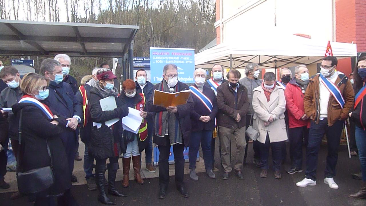 Boën (Loire) : devant 200 personnes : associations, syndicalistes, et ...